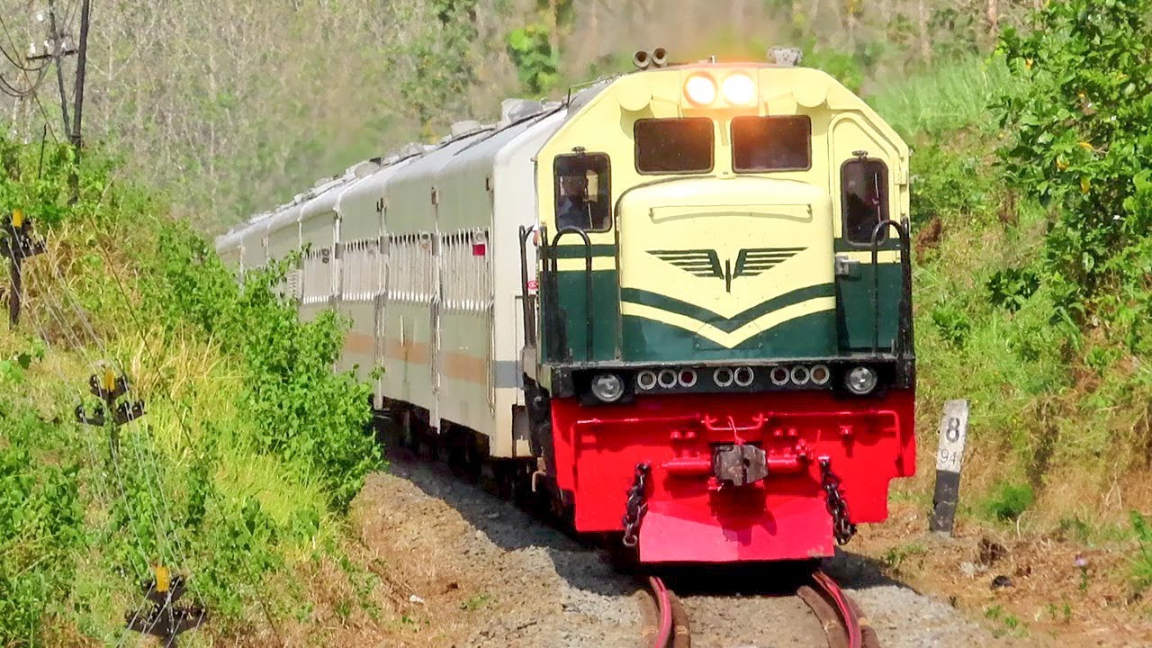 SEMBOYAN 35 ANEH LOKOMOTIF VINTAGE ! MOMEN 2 PERSILANGAN KERETA API DI ...