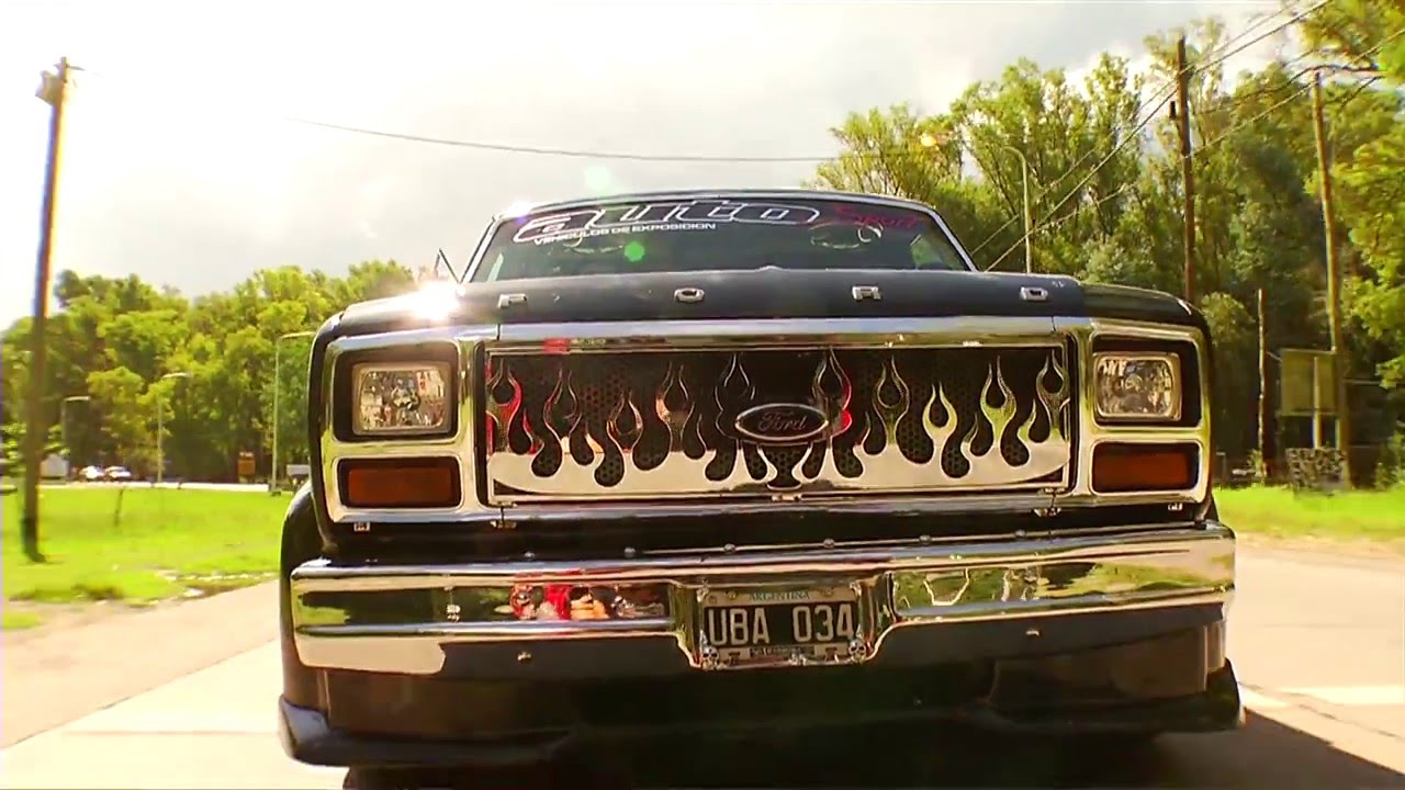 Terrible Ford F100 Tuning con 26 parlantes - YouTube