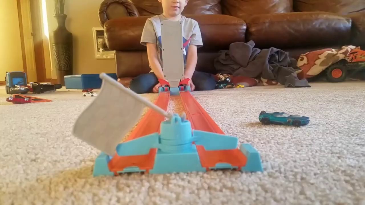 Dragstrip Champion Hot Wheels Track: 2 fast fish hot wheels challange ...