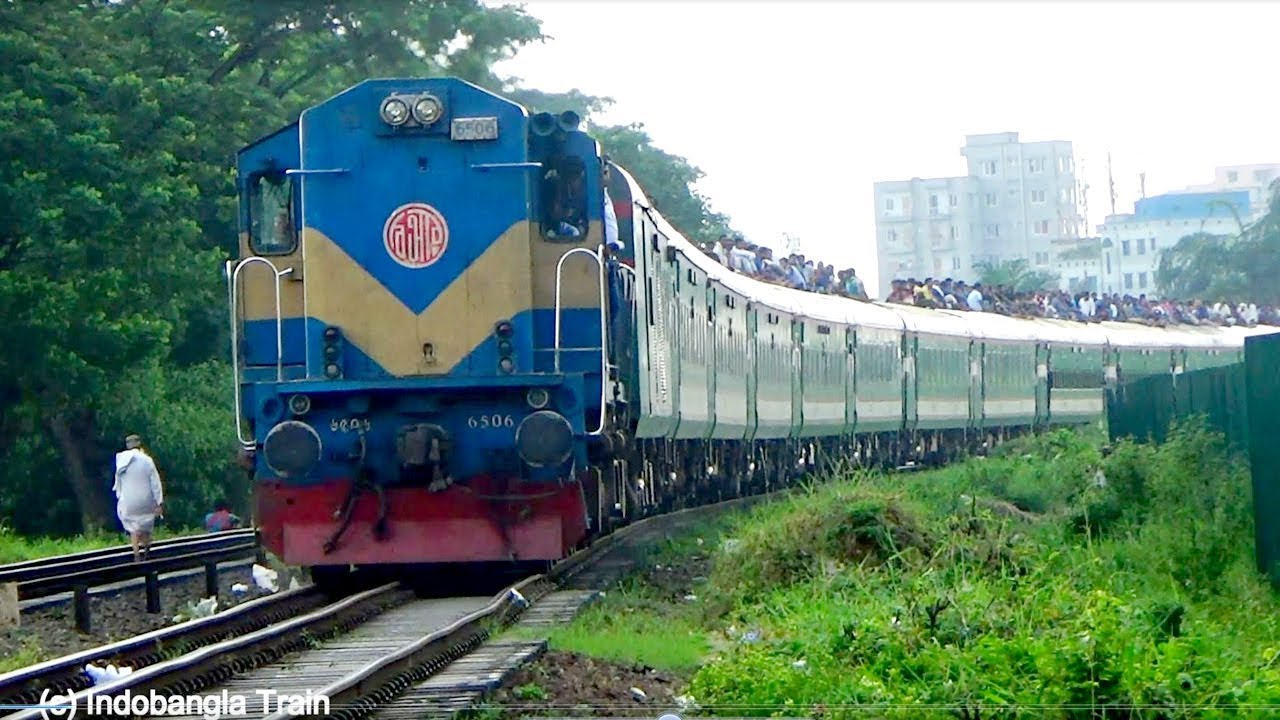 Sundarban Express (সুন্দরবন এক্সপ্রেস) is Entering Airport Station ...