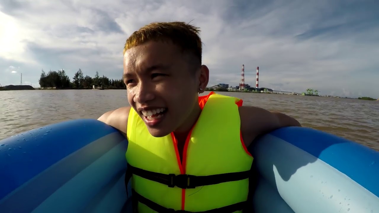 NTN Vlogs! NTN 4K Thử Dùng Bể Bơi Ra Giữa Sông Sâu 30M Using mini pool ...
