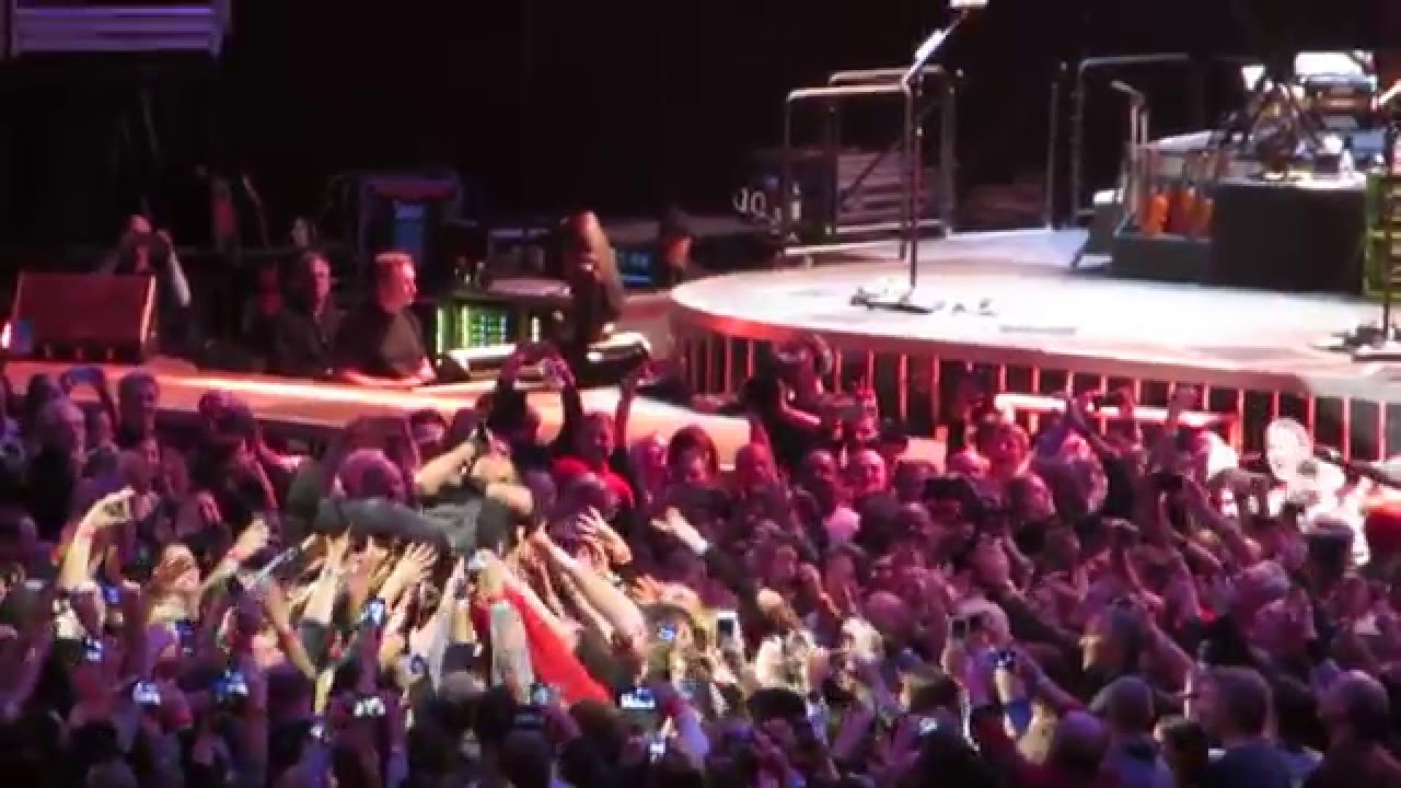 Bruce Springsteen crowd surfs @ United Center, Chicago 1/19/2016 - YouTube