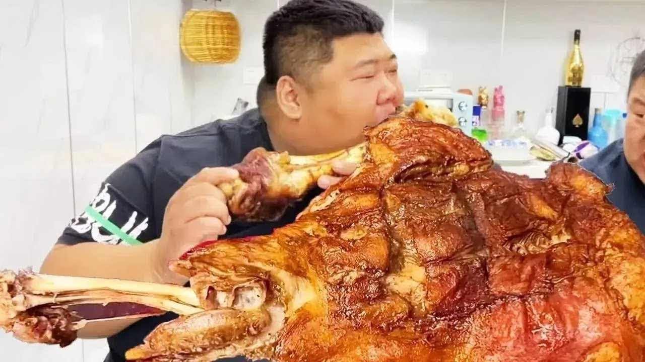 Monkey King eats roasted beef leg with big mouthfuls. Such carefree ...