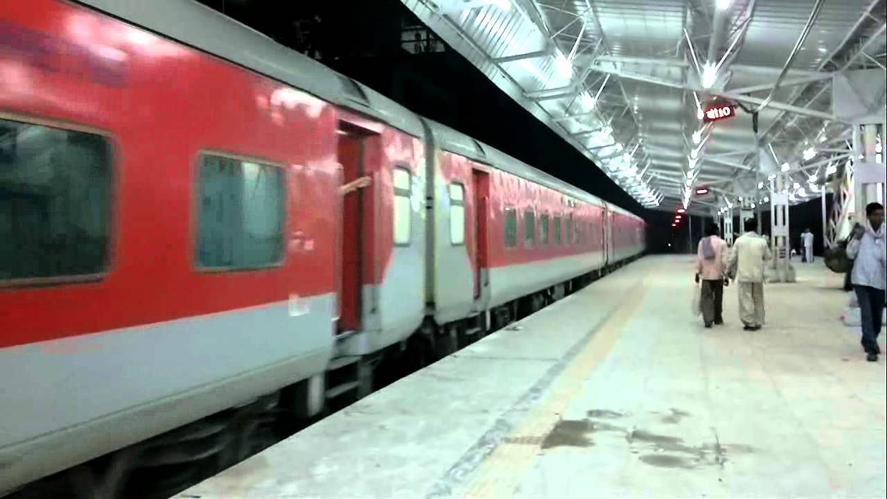 12424 DBRT Rajdhani arriving at Allahabad - YouTube