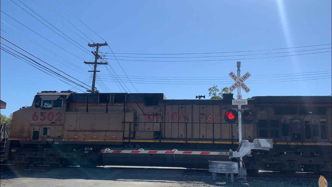 UP 7664 Intermodal Train East - 20th Street Railroad Crossing ...