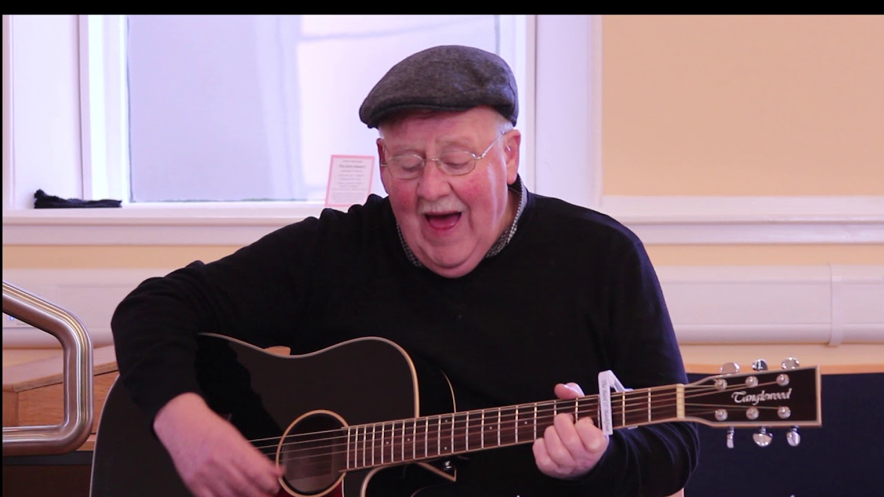 Ian Petrie sings bright eyes by art Garfunkel, do you like my peeckey ...