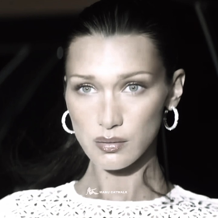 miss Bella Hadid #fashion #fashionshow #runway #model #runwaystyle # ...