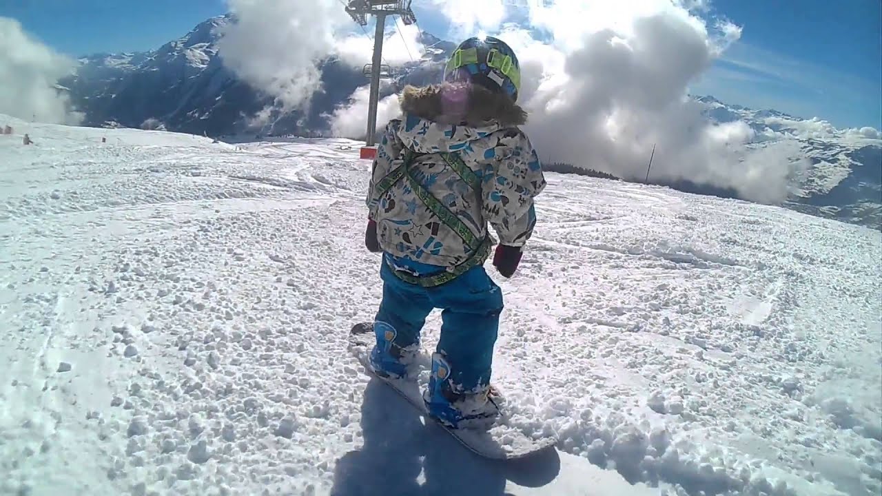 Baby snowboarder 3 years old (Timéo) - YouTube