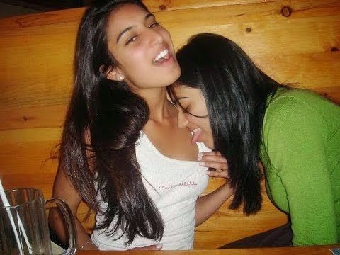 Desi Girls caught having fun with each other in hostel. Larkiya hostel me masti krti pakri gye ...