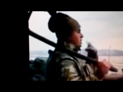 Kazma ile nöbet tutan asker :)