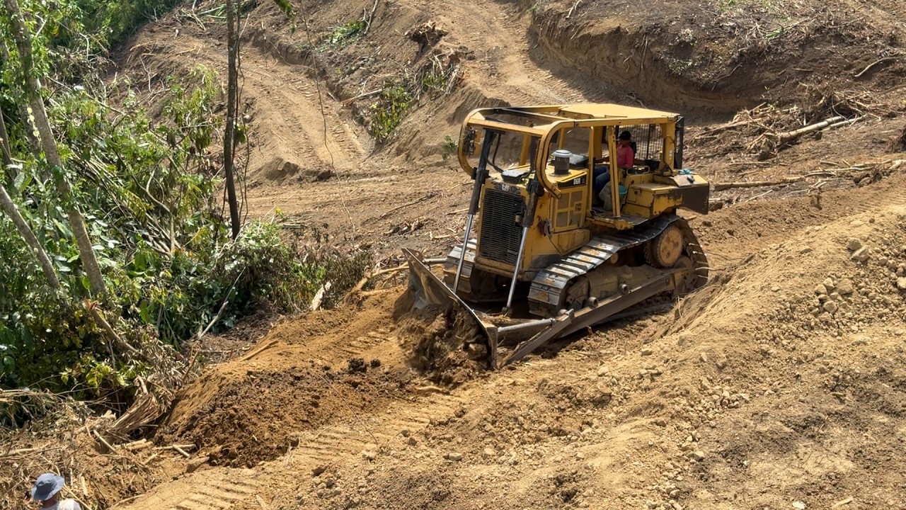 ASMR The sound of the Bulldozer D6R XL is very extreme - YouTube