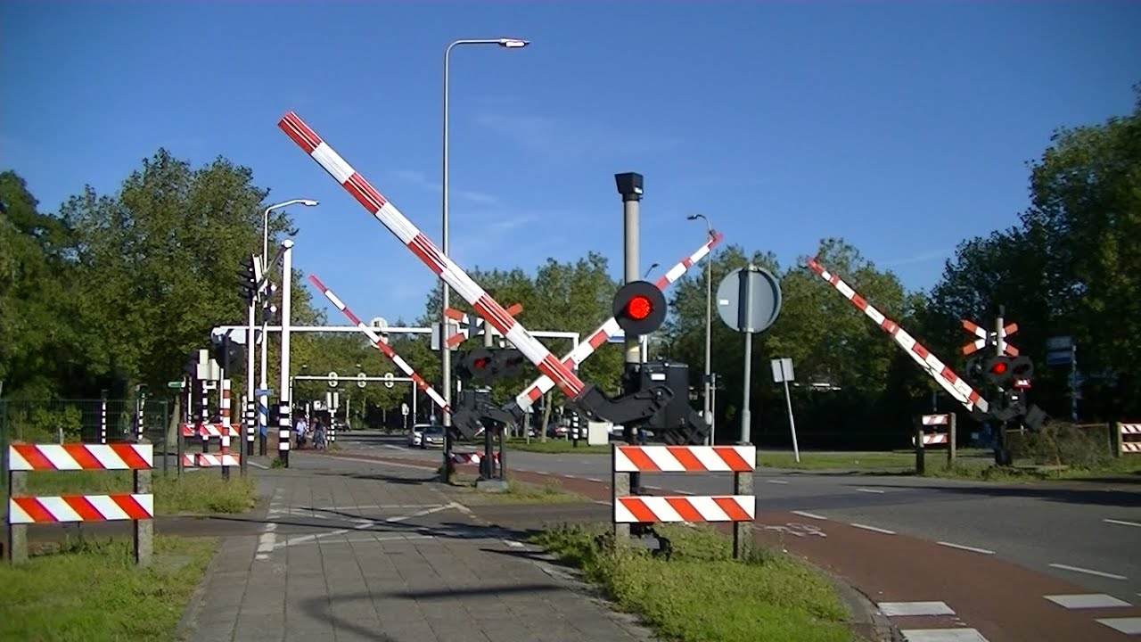 Spoorwegovergang Zwolle // Dutch railroad crossing - YouTube