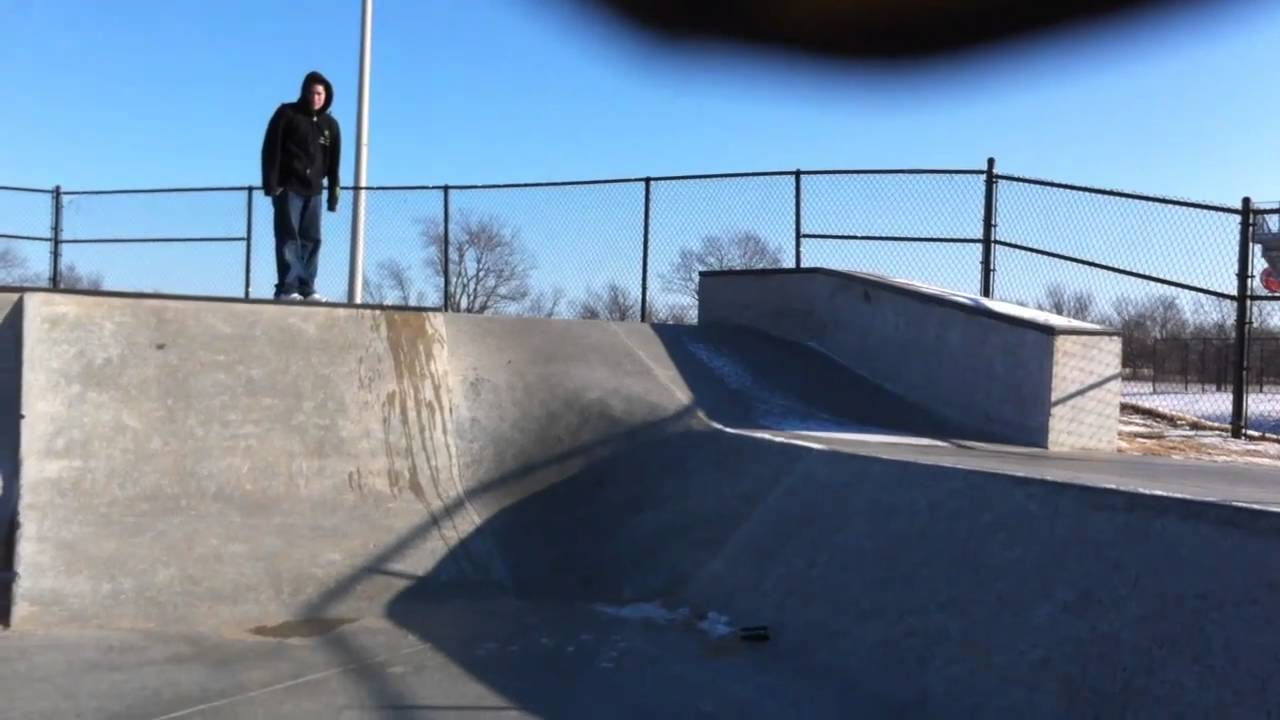 Traxxas slash jumping high at skate park. AKH - YouTube
