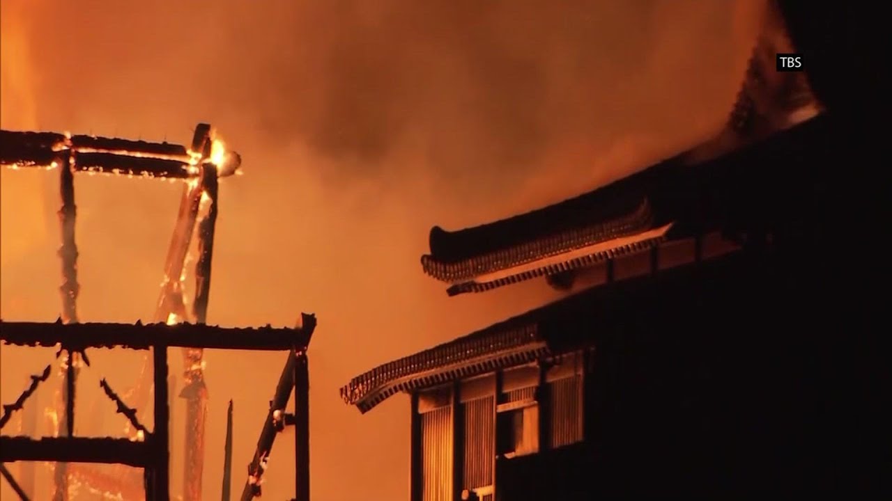 Historic Japanese castle nearly destroyed by fire - YouTube