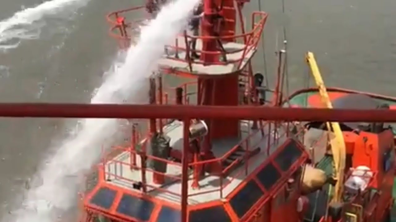 kapal tug Boat Test Fire Fighting di Portsite area, Timika, Papua - YouTube