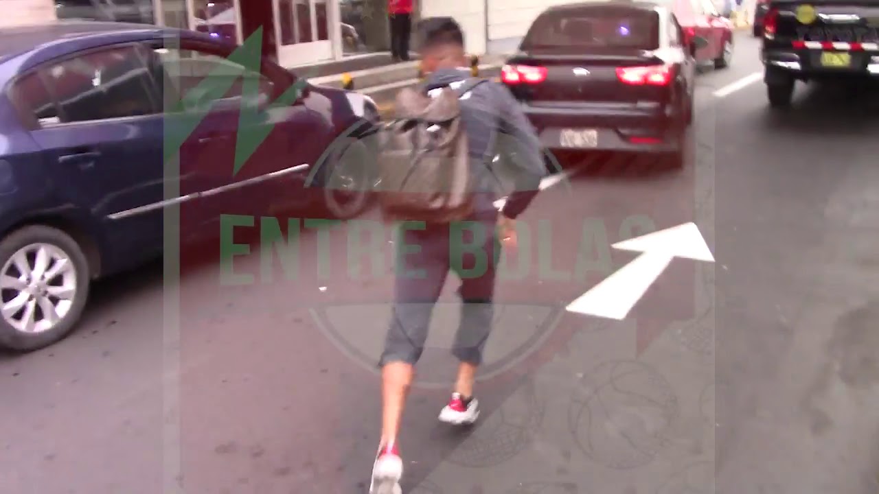 Christian Cueva salta baranda escapándose de hinchas - YouTube