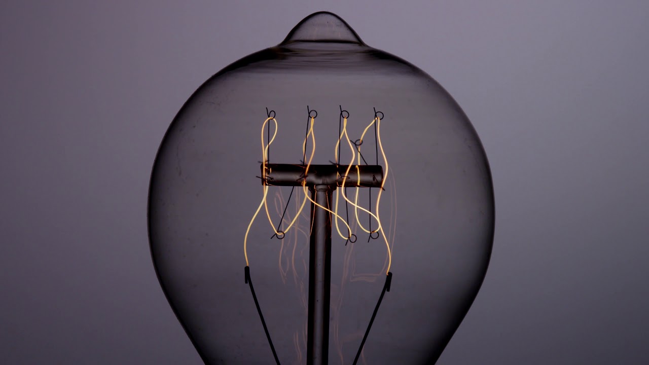 CLOSEUP OF VINTAGE LIGHT BULB TURNING ON OFF IN 4K // 4K HD FREE RELAX ...