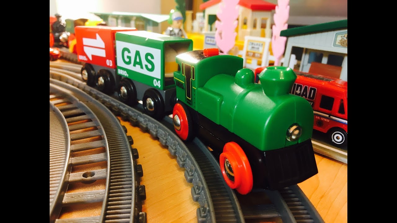 BRIO 33595 Track Auto Battery Powered Engine Green (04401) - YouTube