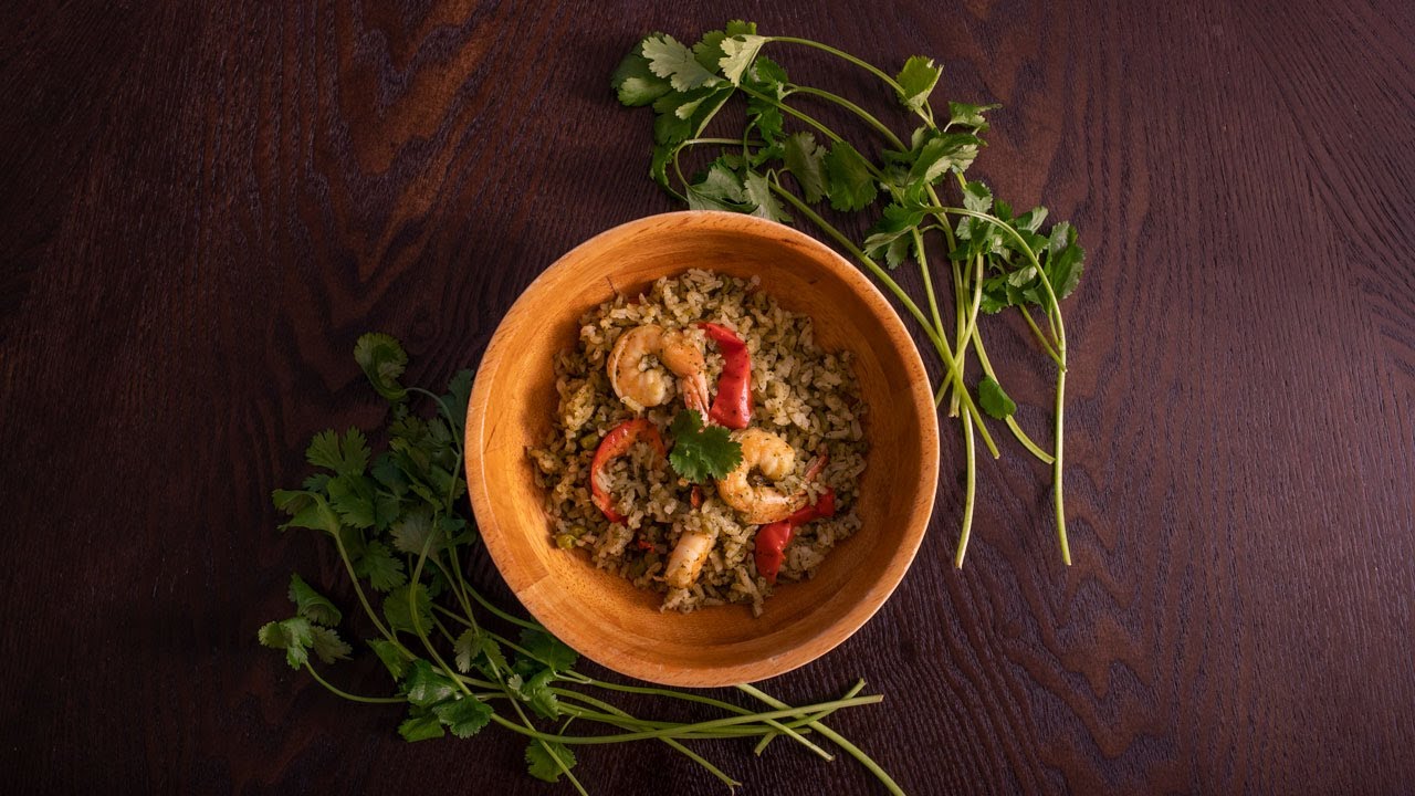 How to make Peruvian green rice with shrimp - YouTube