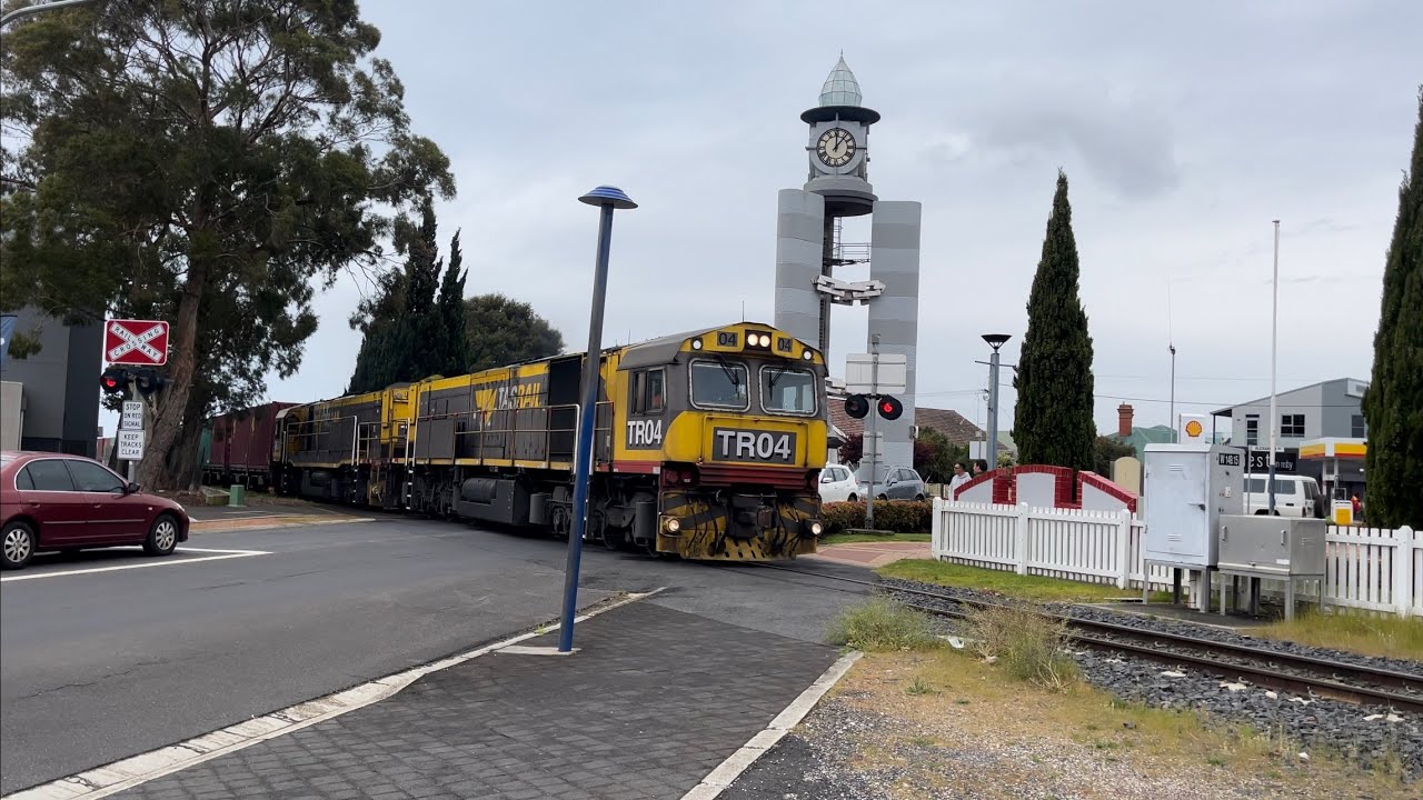 TasRail TR04 TR03 #36 train crossing Reibey Street Ulverstone clock ...