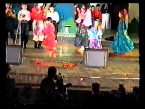 Dancing Gypsy children at a Gypsy fest in Poland - YouTube