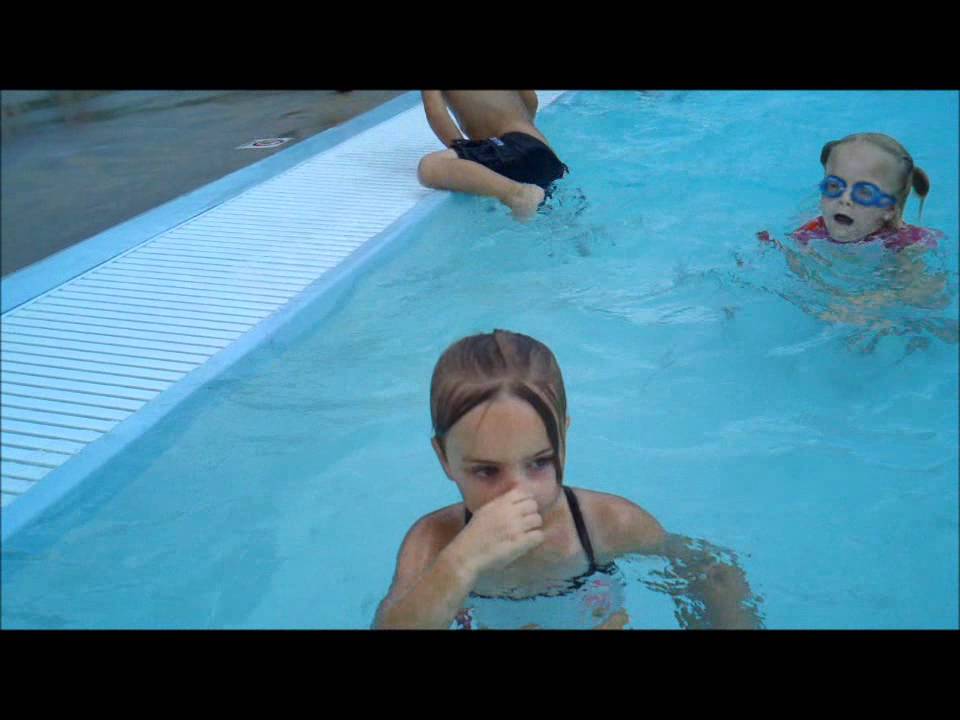 Izzy holding her breath under water - YouTube