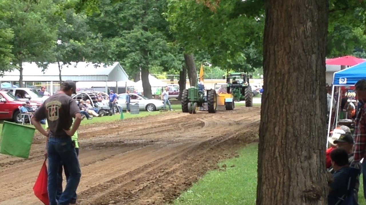 John Deere G Tractor pull - YouTube