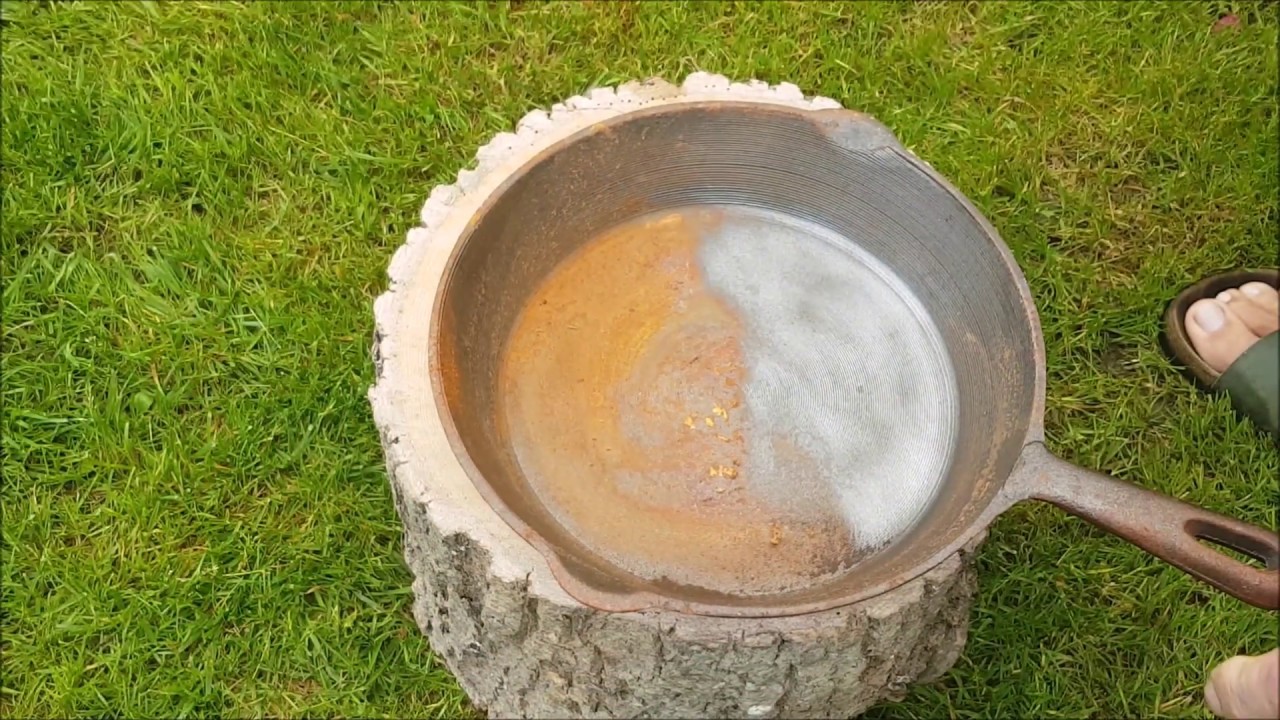 Restoring a cast iron skillet - YouTube