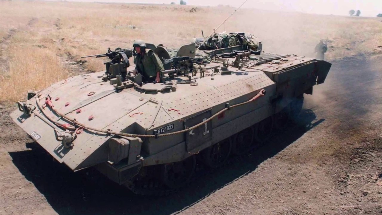 Meng Model Achzarit Late - Build slidehsow - YouTube