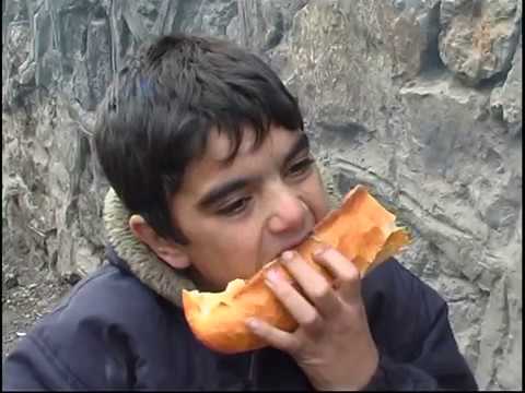 YETİMLER FİLMİ  - GÜZEL BİR BÖLÜM  - EKMEK PAYLAŞIMI