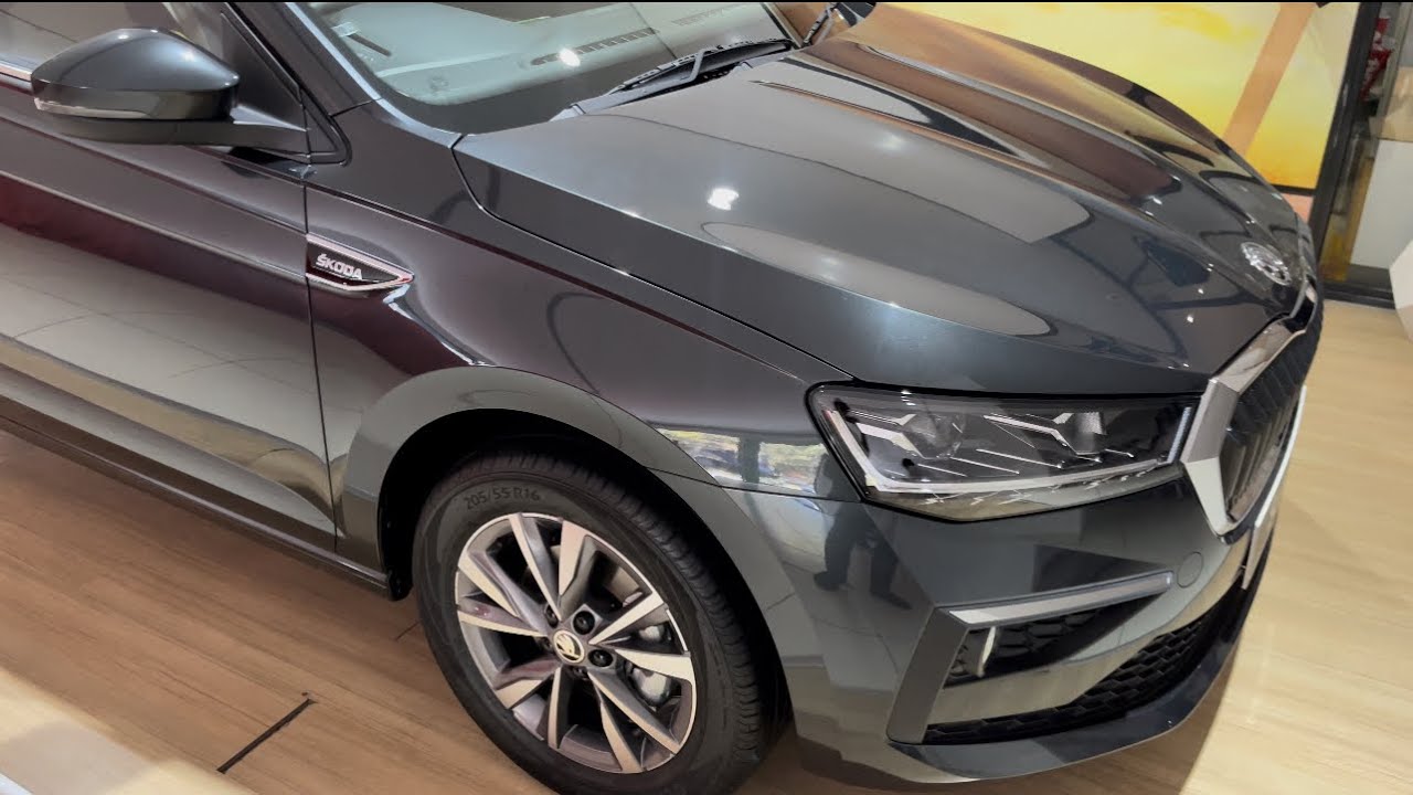 Skoda Slavia Walkaround Style top model 1.0 TSI MT in Carbon Steel ...