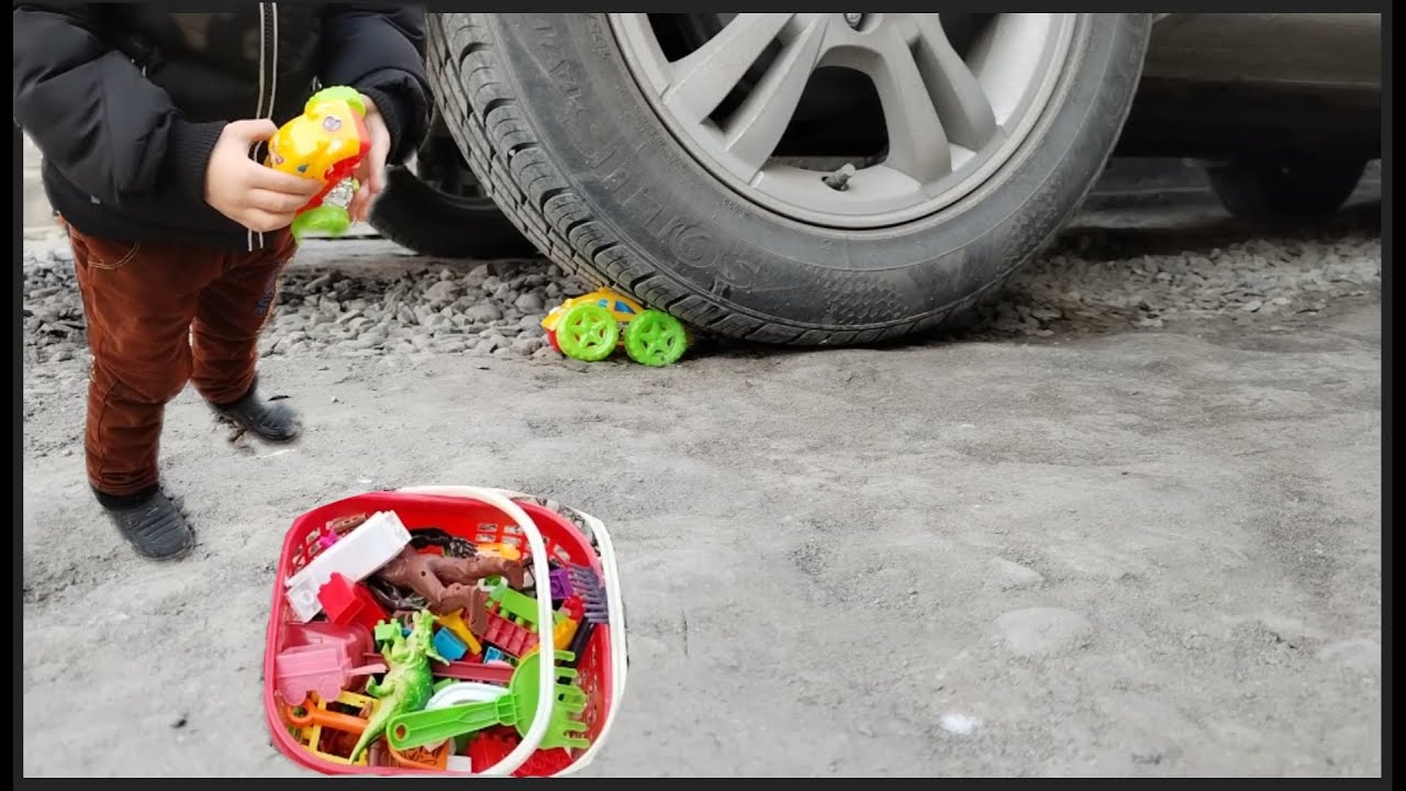 Dangerous Trick With A Toy Against A Car Gefährlicher Trick Mit Einem Spielzeug Gegen Ein Auto
