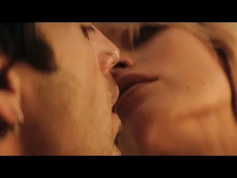 Pam & Tommy 1x02 Pamela and Tommy Kiss Scene Romance kiss Romantic Scenes