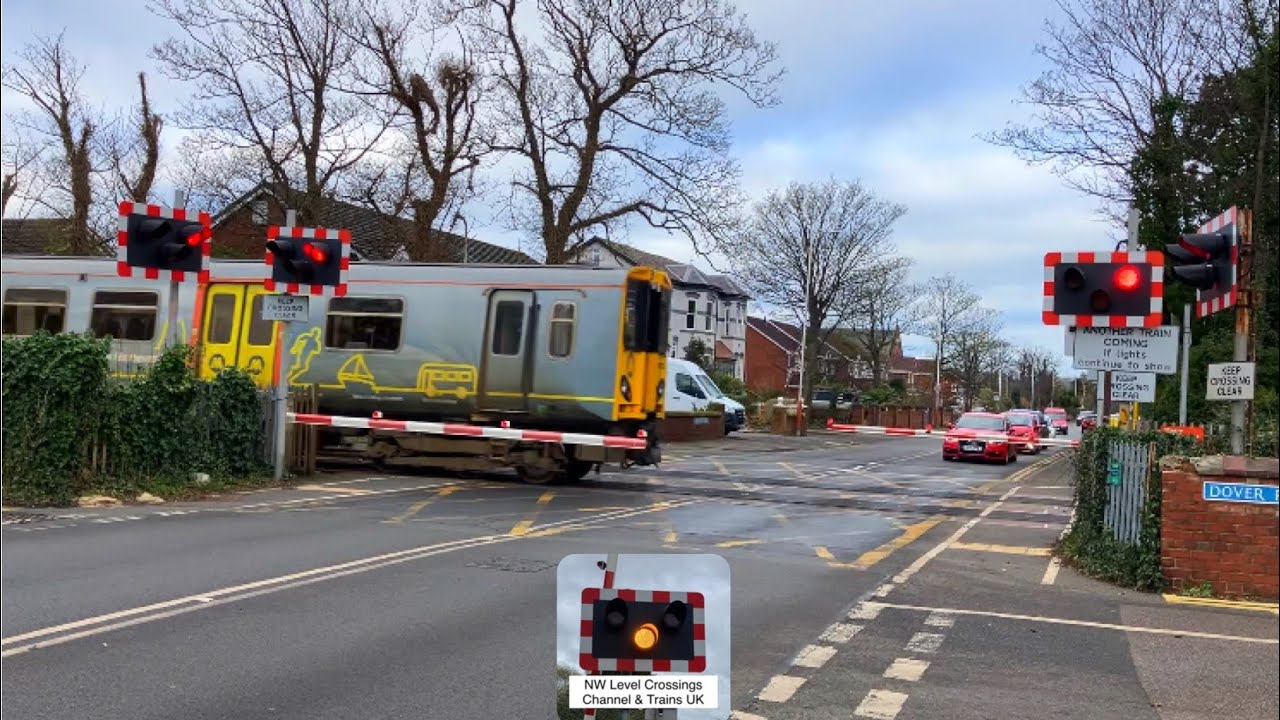 Birkdale (Crescent Road) Level Crossing, Merseyside - YouTube