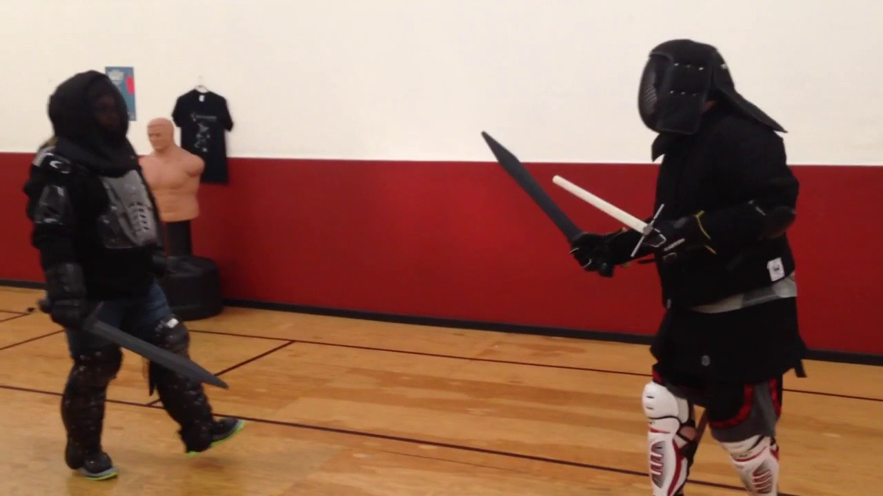Gladius and dagger fighting - YouTube