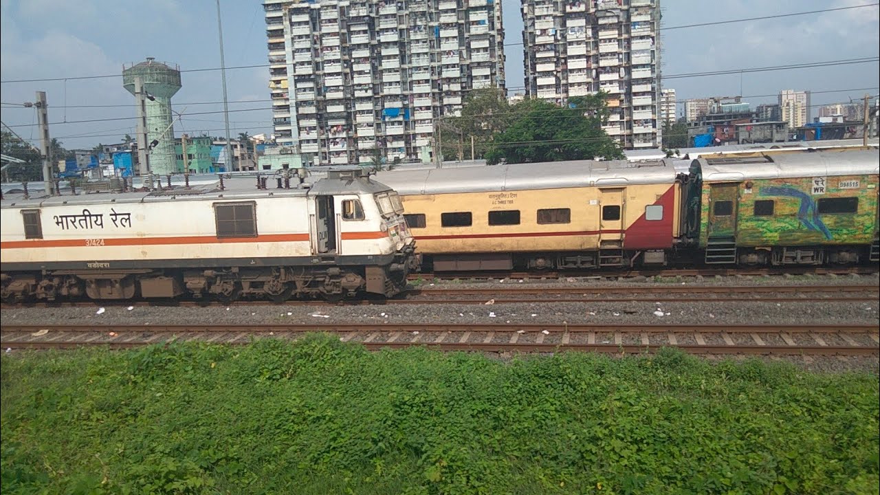 Indian superfast train Vs Mumbai local train live race😱😱।indian railway ...