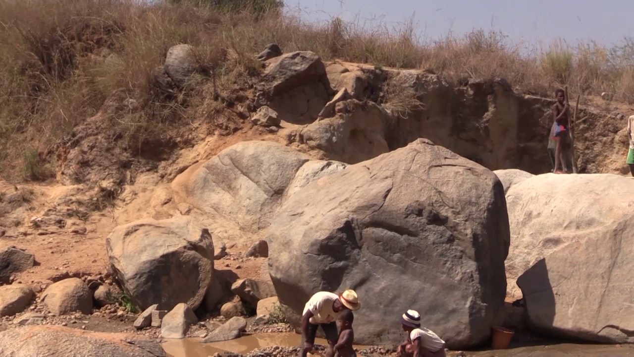Gold mining, Madagascar - YouTube