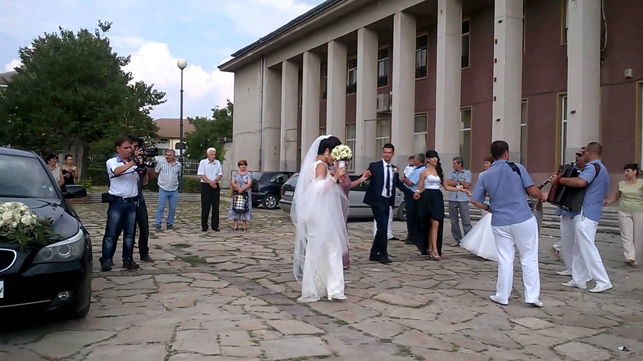 γαμος βουλγαρια εξω απο το δημαρχειο - YouTube