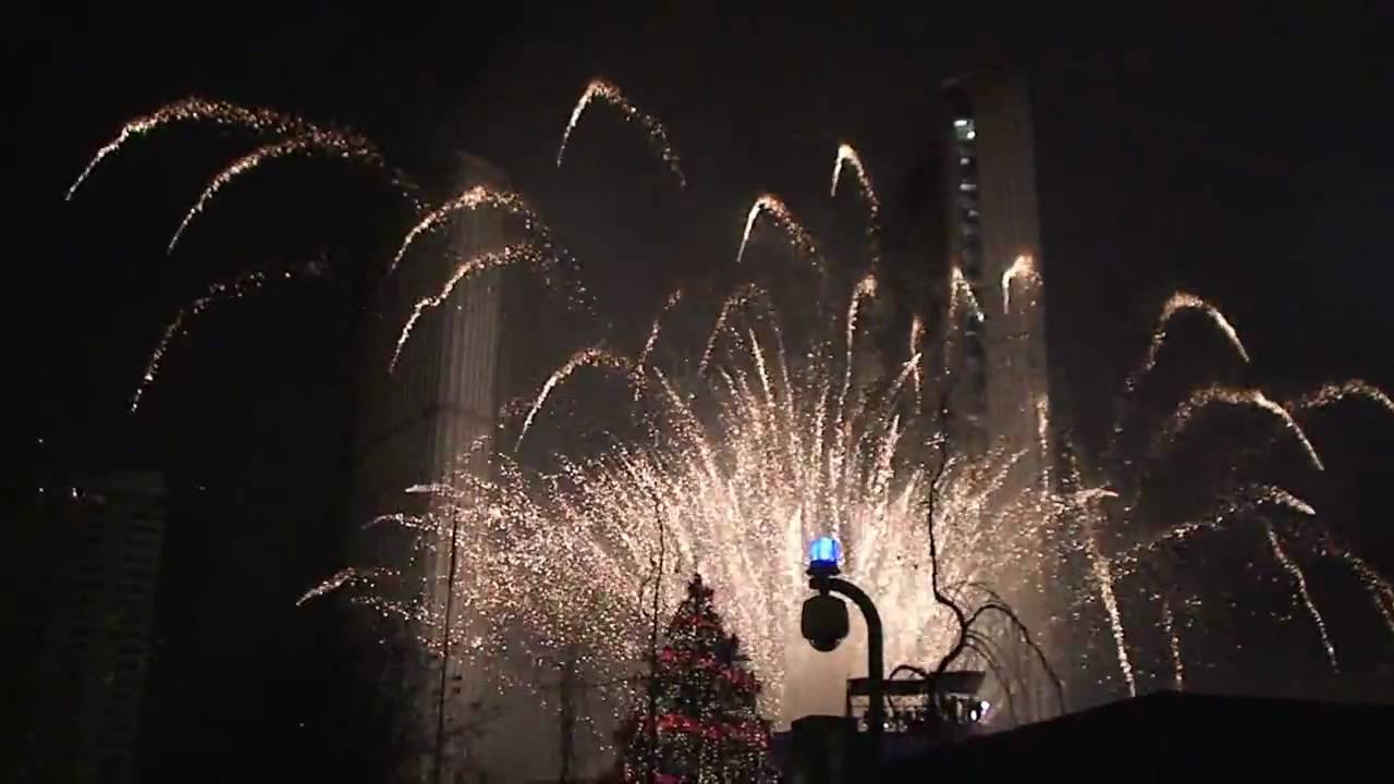 Happy New Year 2010 at Toronto's city hall - YouTube