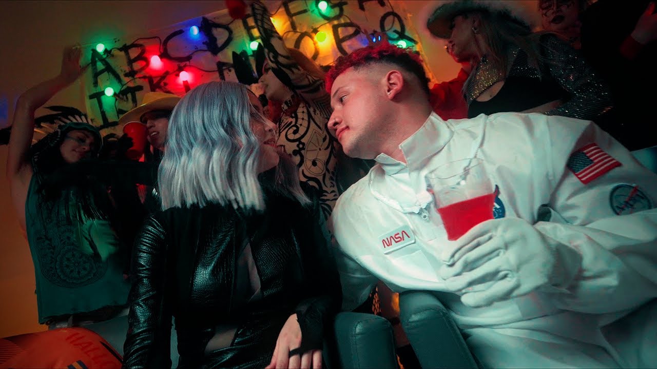 Sheeno x Pau Laggies - HOLA (Video Oficial) - YouTube