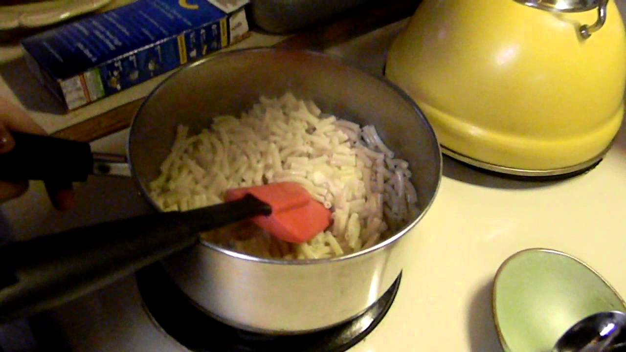 Dancing while Cooking in the Kitchen Part 5 - YouTube