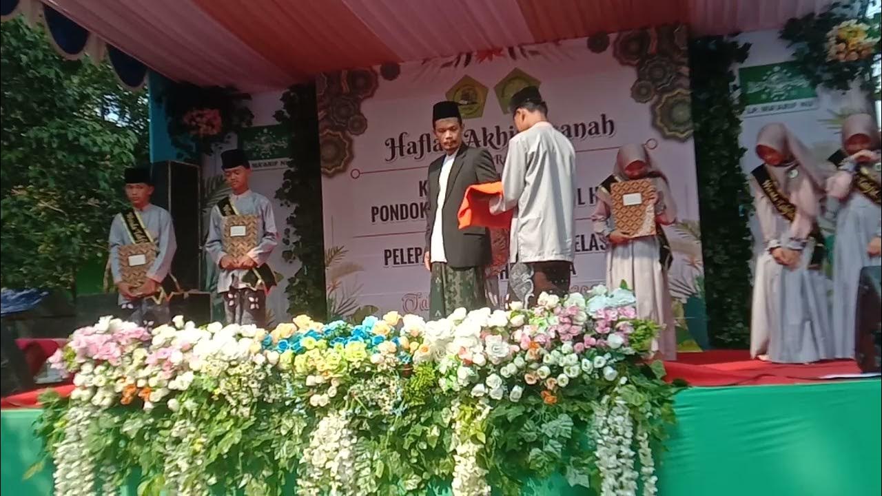 PENYERAHAN SYAHADAH WISUDA TAHFIDZ JUZ 30 OLEH PENGASUH PONDOK PESANTREN FALAHUL HUDA - YouTube