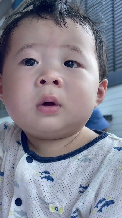 아빠 품에 안겨 작게 옹알거리는 아기새💜 304일 Youtube