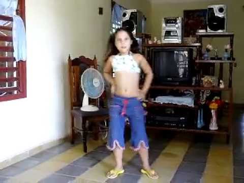 Niña cubana bailando regaeton. Cuba. Provincia de las Tunas
