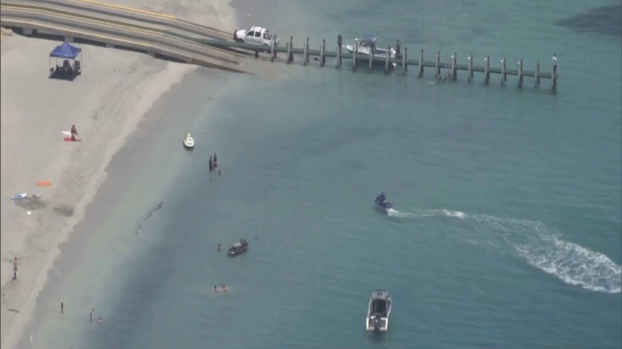 WA police rescue couple stranded at sea - YouTube