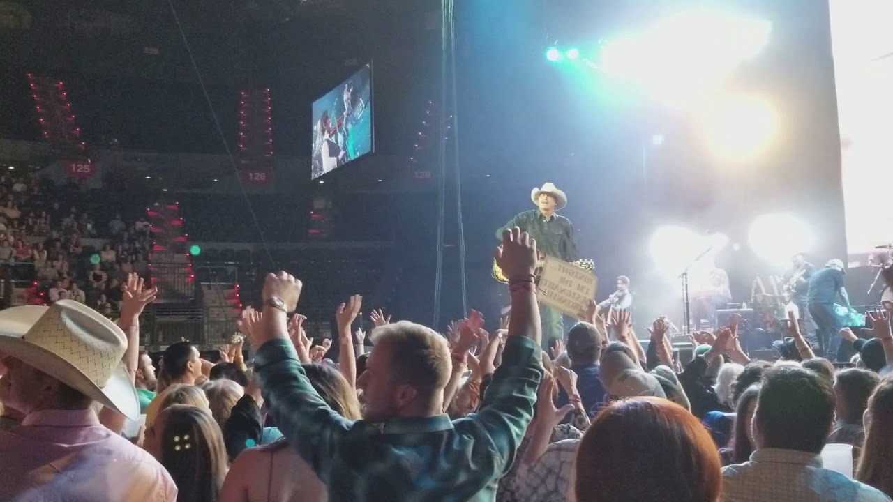 Alan Jackson throwing t-shirts to the crowd in Lafayette LA - YouTube