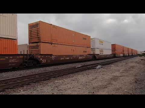 BNSF 5167 5700 - 8466 4001（115両編成の貨物列車） - YouTube