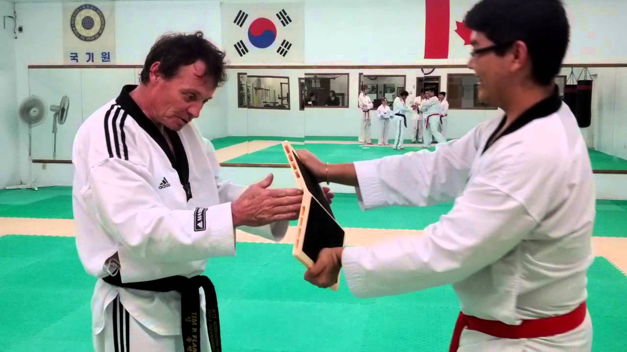 Tim breaking board taekwondo - YouTube