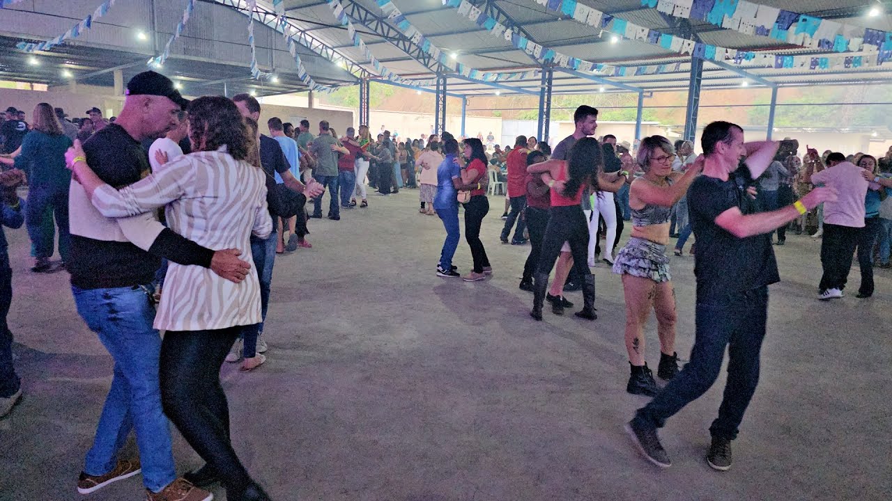 O BAILE ESTÁ BONITO - DANÇANDO FORRÓ NO BAILÃO DO CRISTIAN E ANDERSON ...