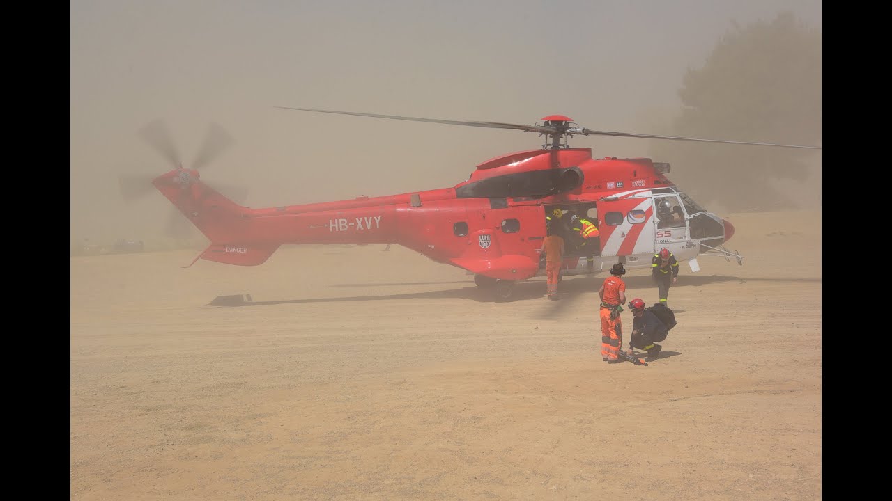 Hélicoptère Super Puma lutte incendie - Firefighting France, Aveyron ...